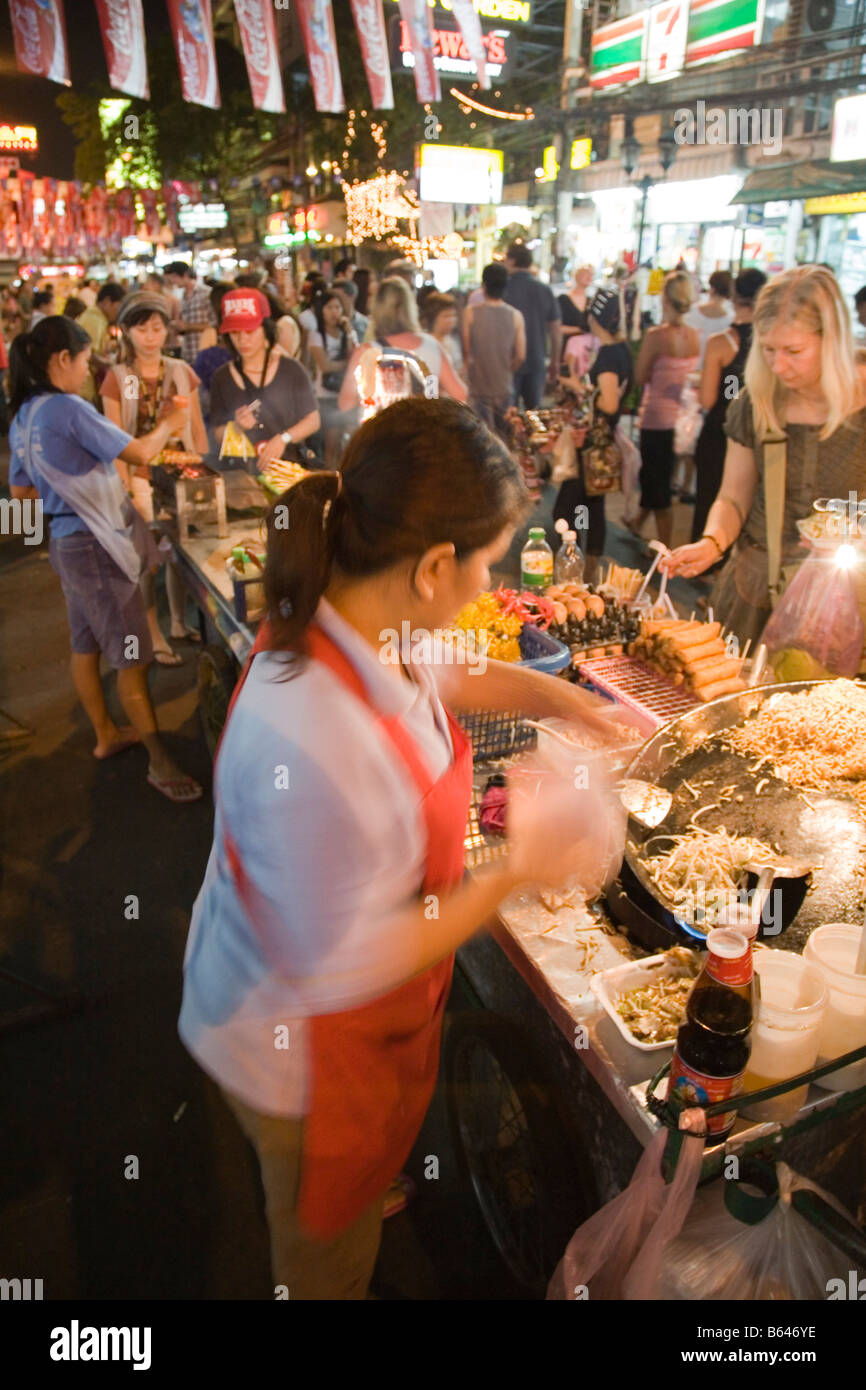 Food stand by road bangkok hi-res stock photography and images - Alamy