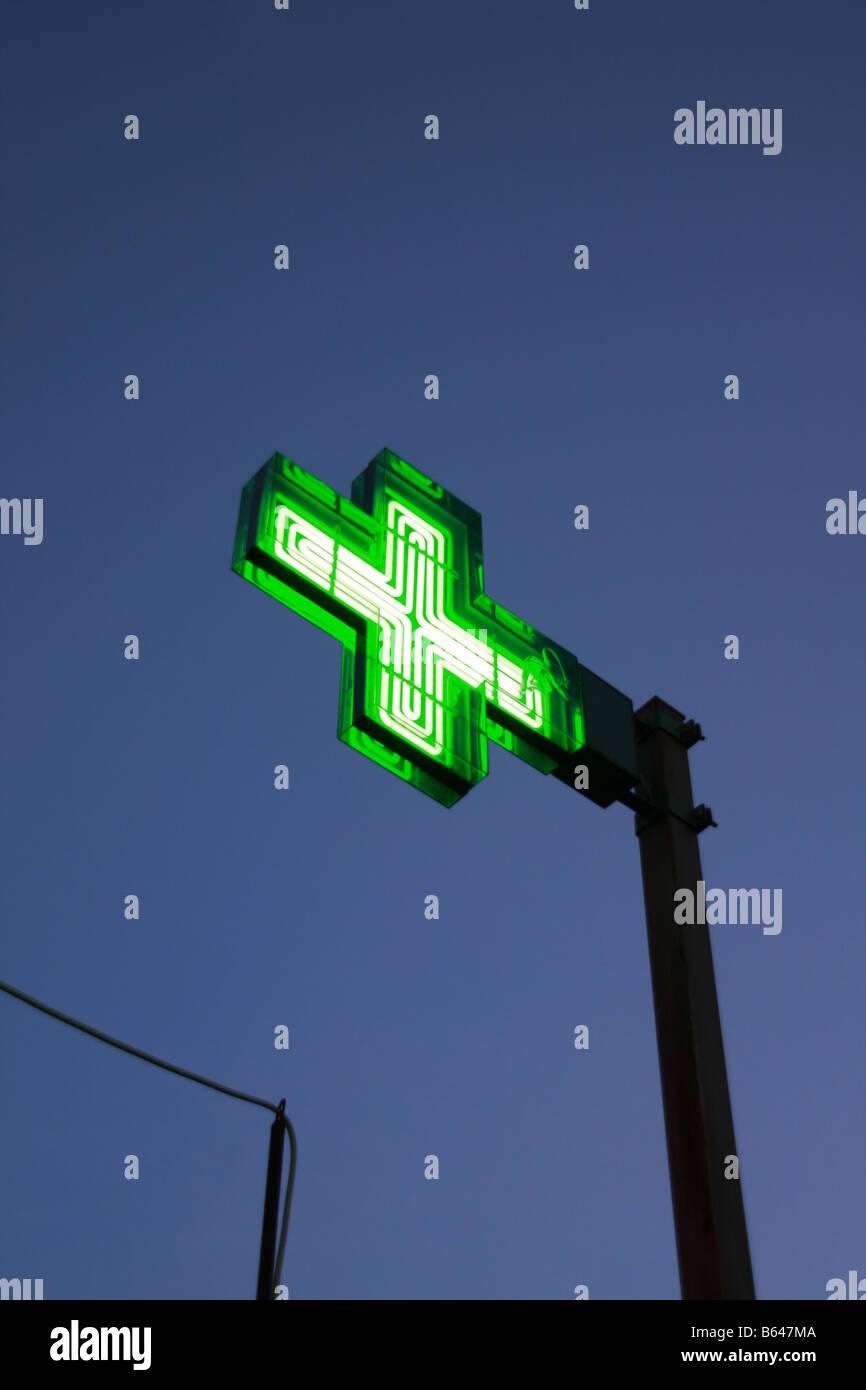 Green pharmacy cross sign night hi-res stock photography and images - Alamy