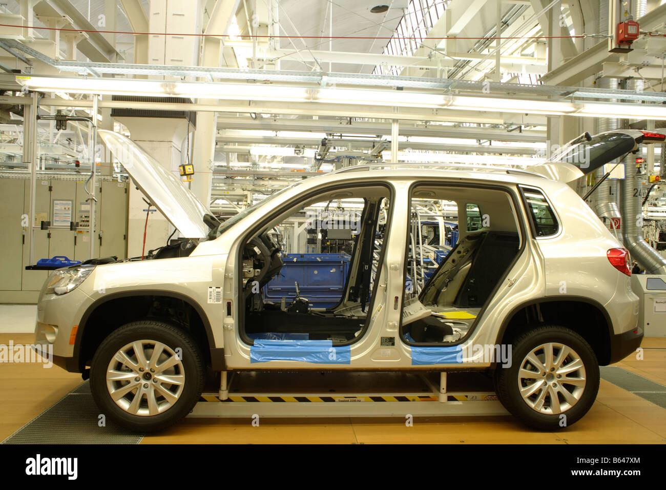 VW Tiguan Car production car Factory Stock Photo - Alamy