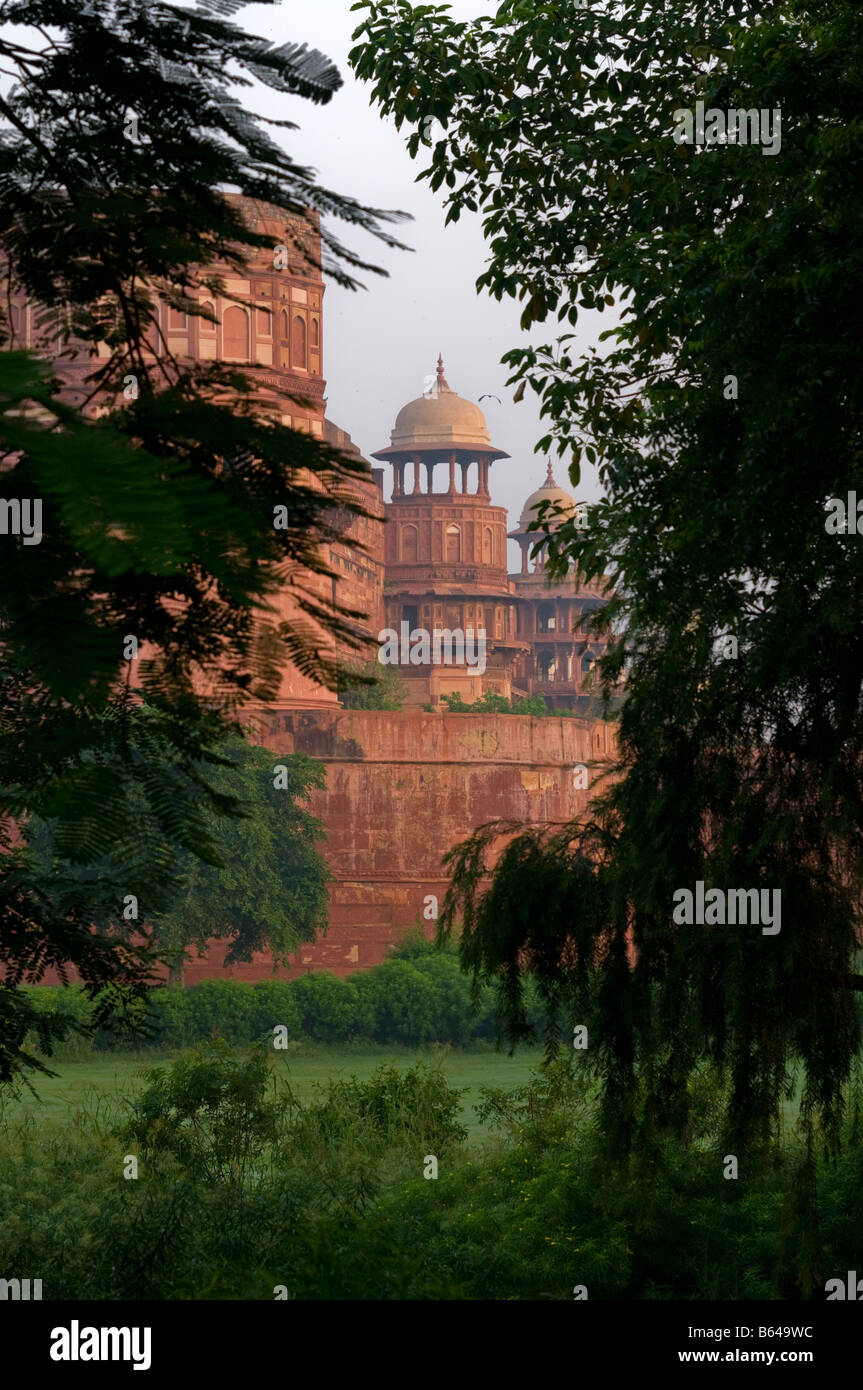 The Red Fort, built by the Moghul emperor Akbar, Agra, Uttar Pradesh ...