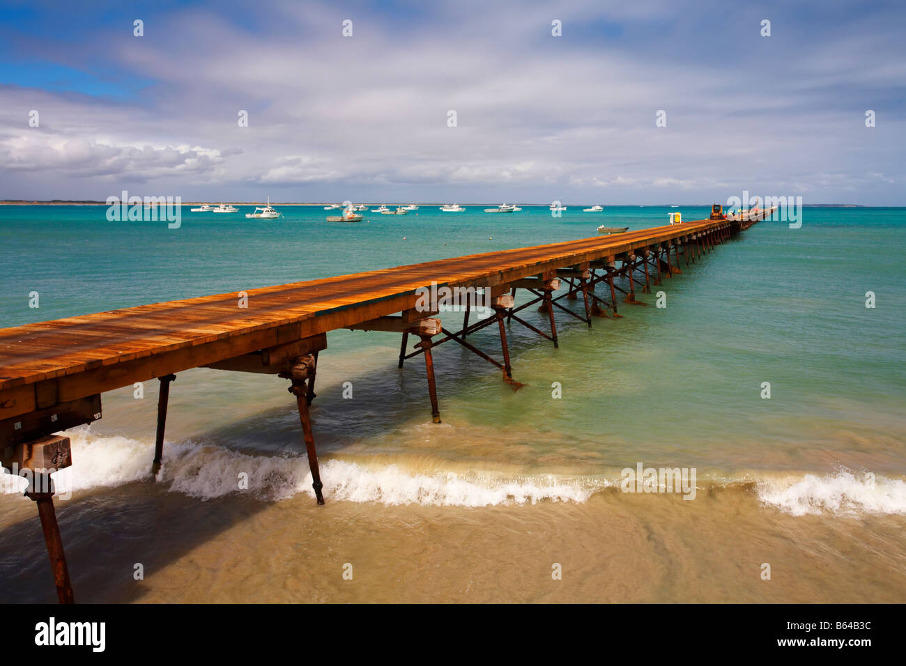 Fishing boats jetty hi-res stock photography and images - Alamy