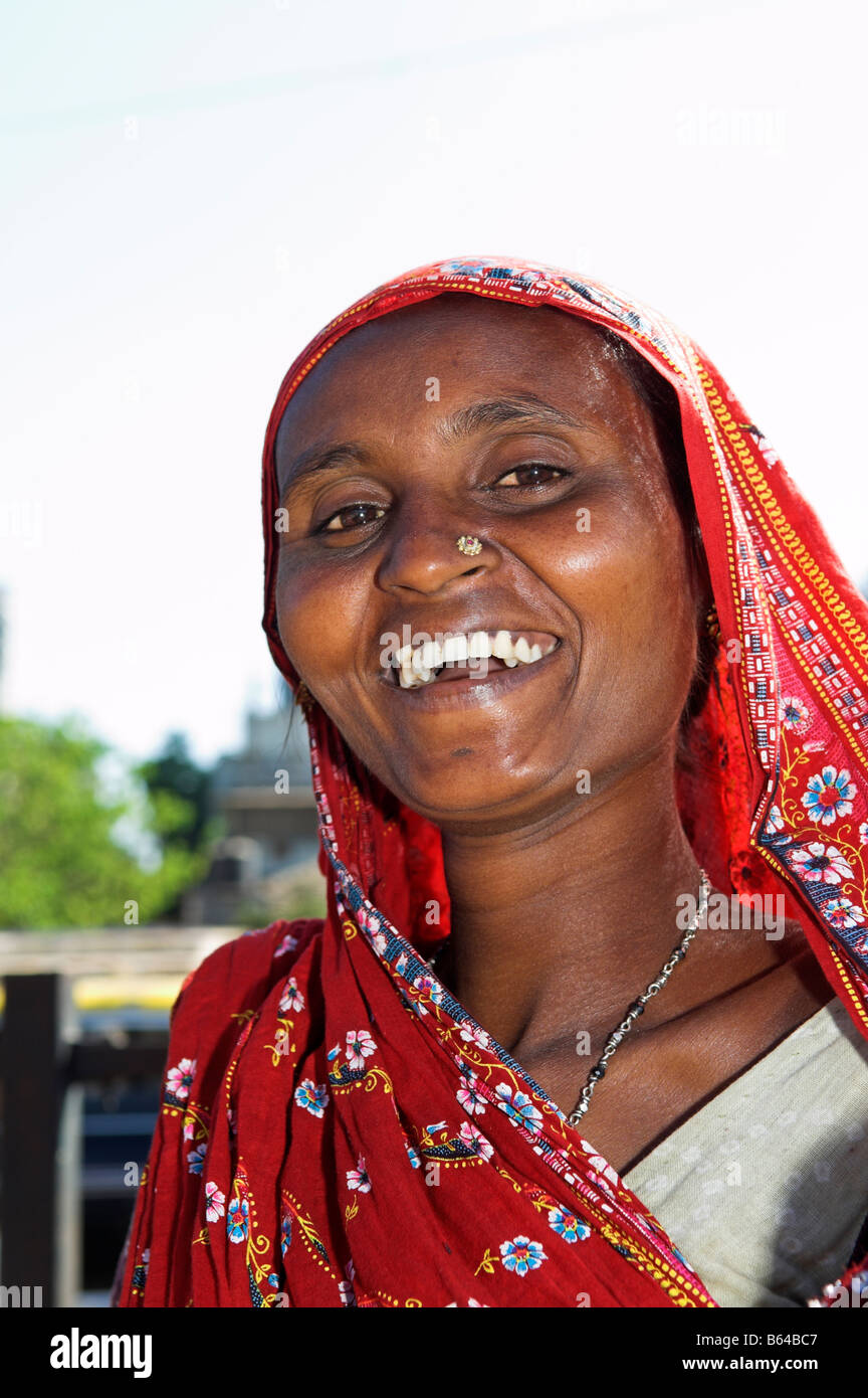 Young Indian woman in Mumbai Stock Photo - Alamy