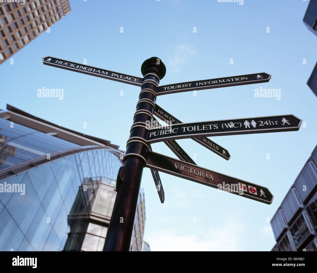 Signpost. Victoria, SW1, London, England, UK Stock Photo - Alamy