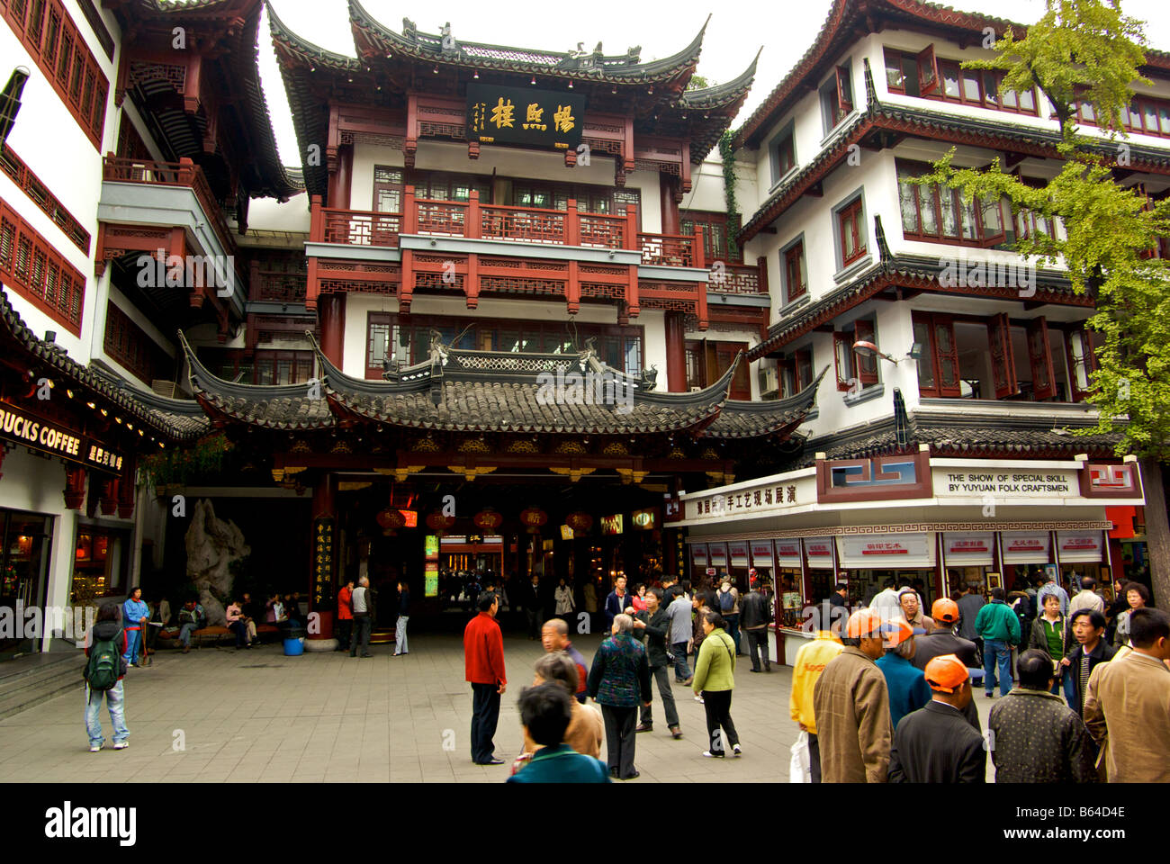 Shops stalls selling wares and food in classic Chinese architectural ...