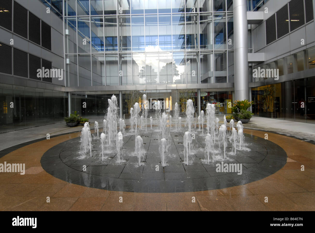 A FOUNTAIN AT THE SHOPPING MALL IN SINGAPORE Stock Photo - Alamy