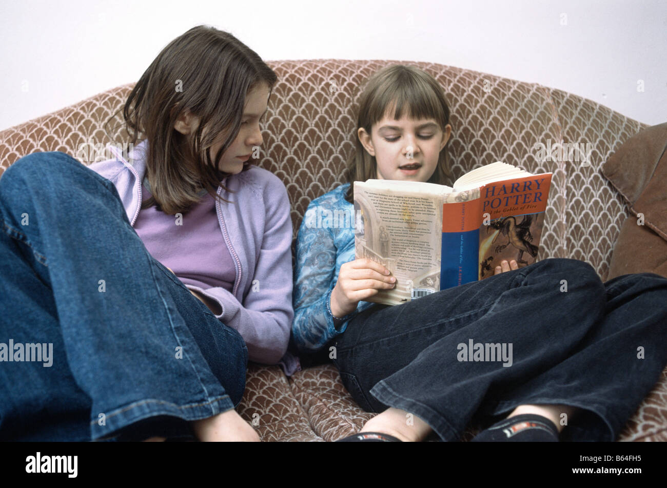 Reading out loud hi-res stock photography and images - Alamy