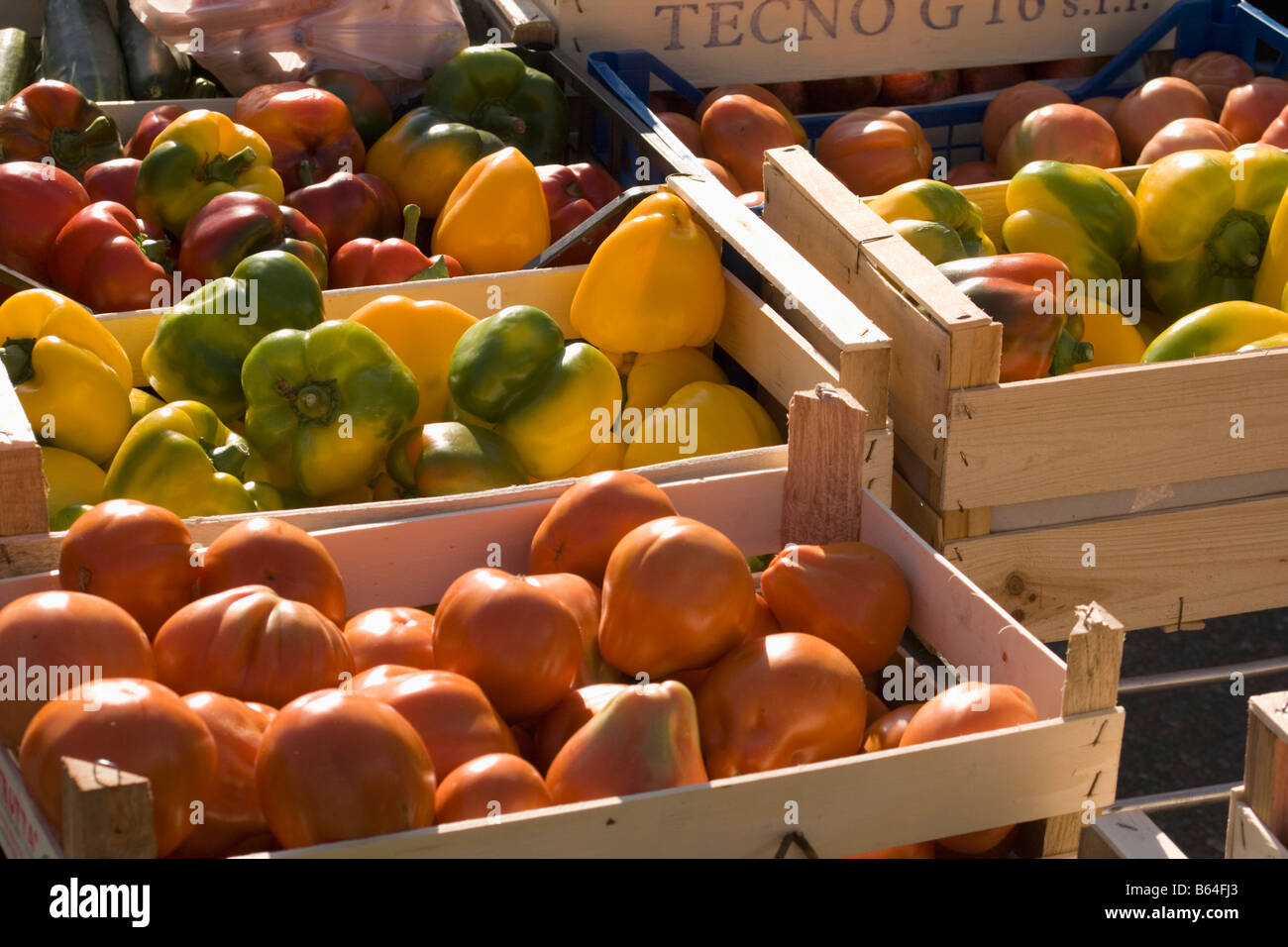 Market italy vegetables hi-res stock photography and images - Alamy