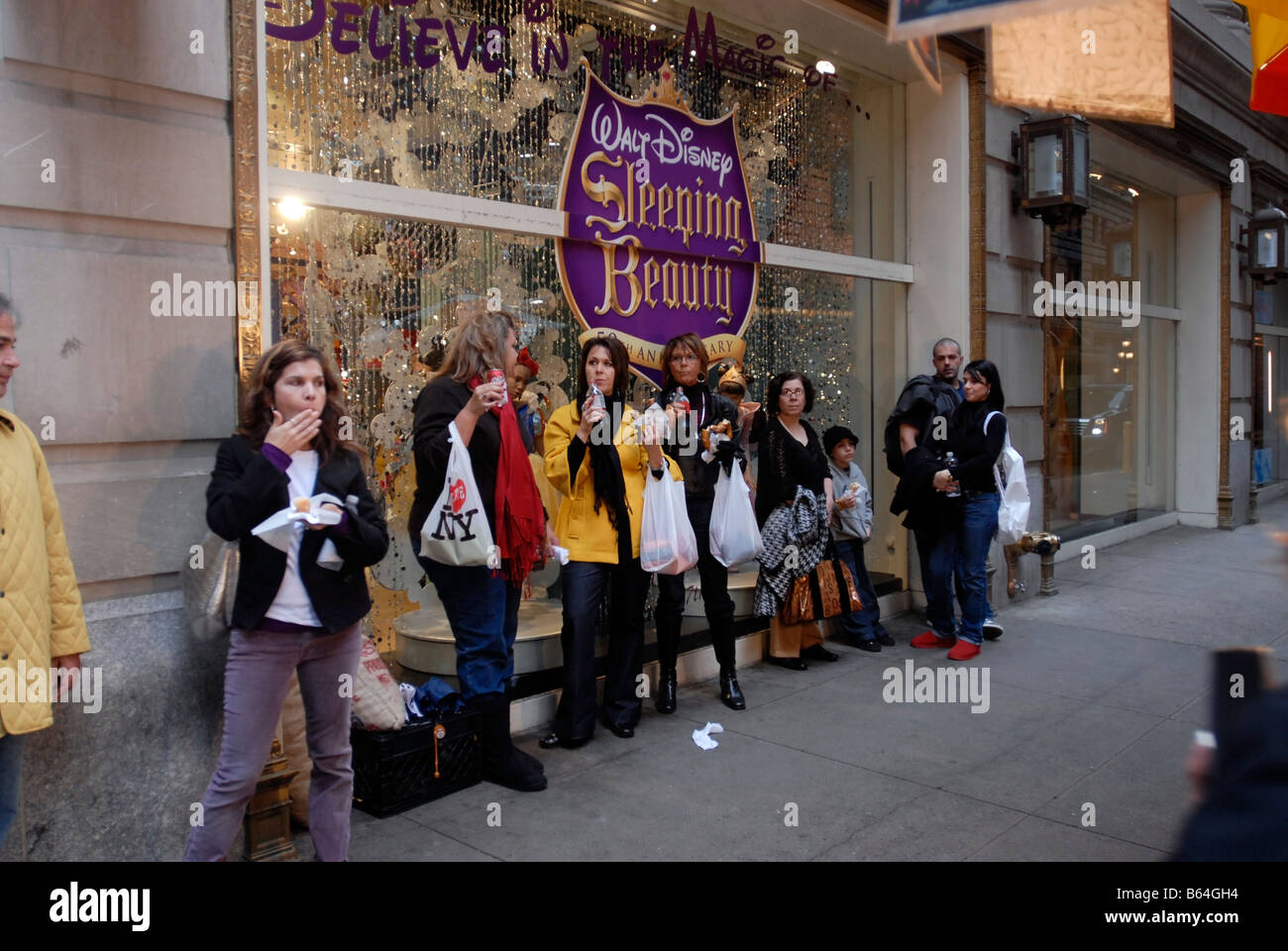 Chow down hi-res stock photography and images - Alamy
