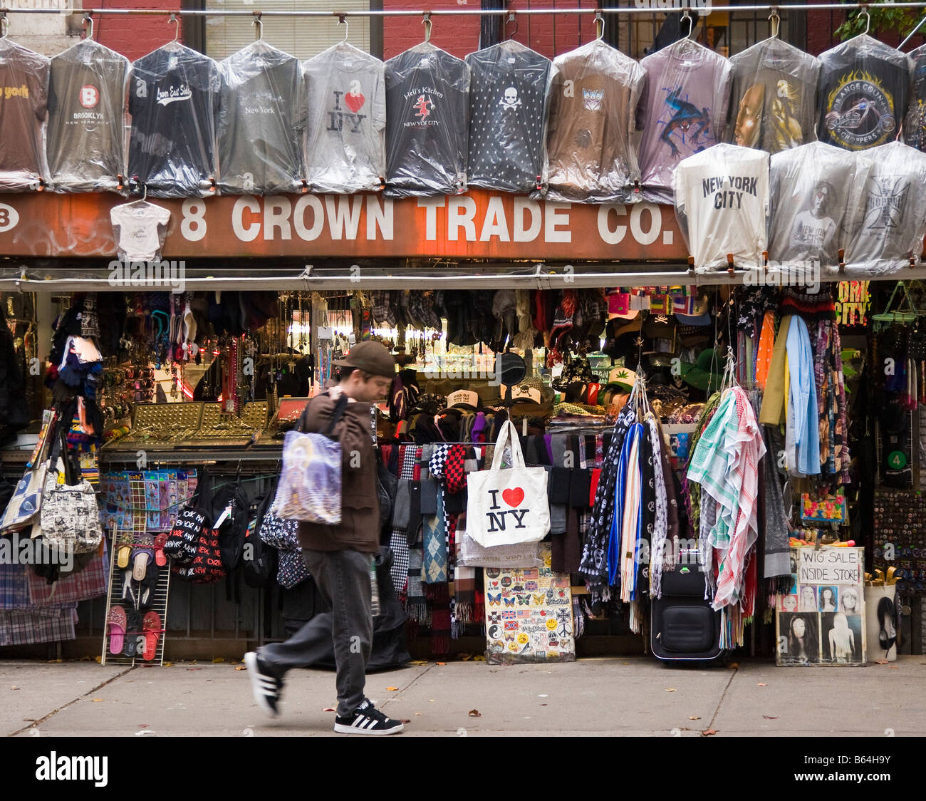 Sidewalk shop in New York City Stock Photo - Alamy