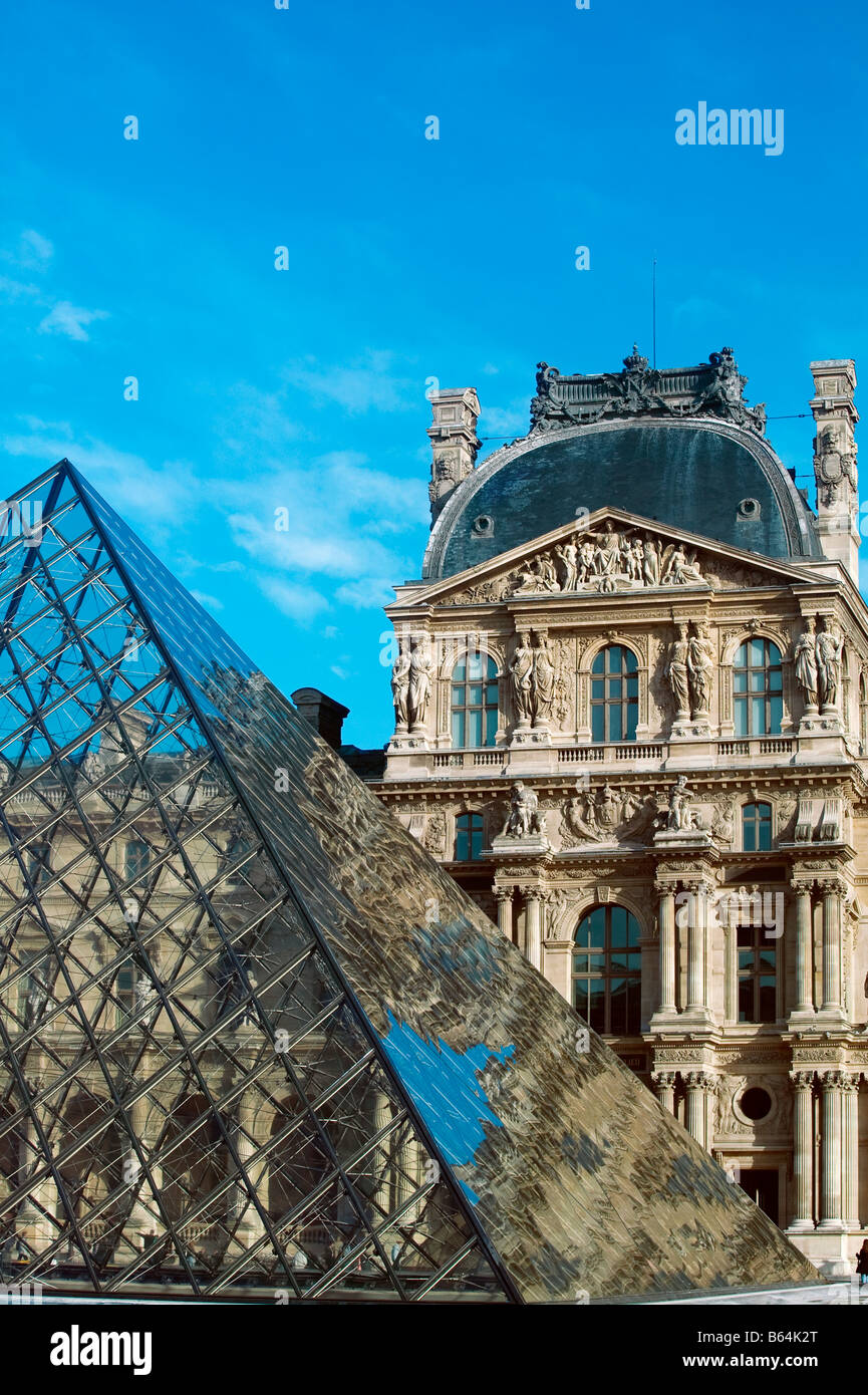 PYRAMID LOUVRE MUSEUM PARIS FRANCE Stock Photo - Alamy