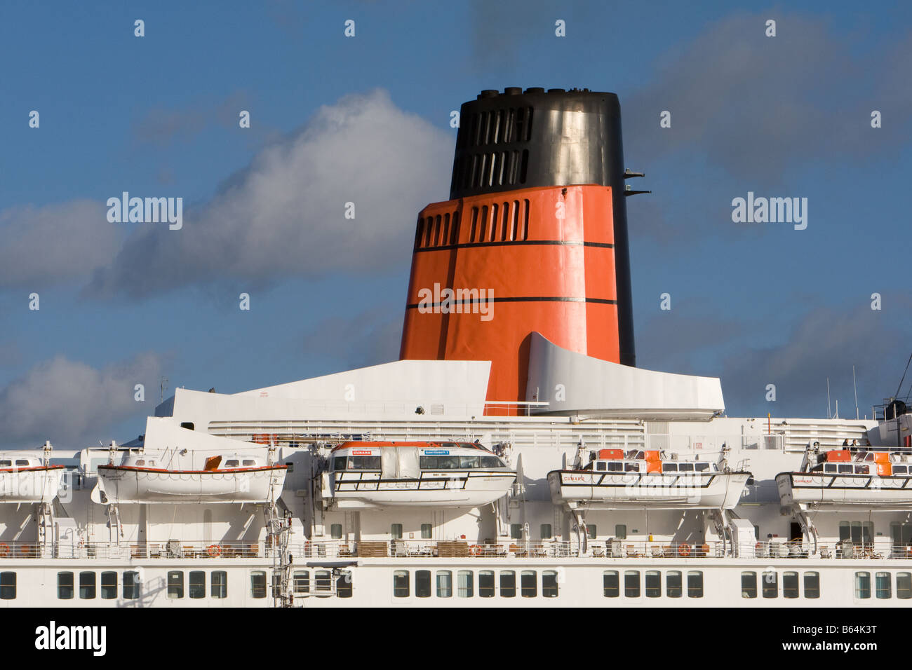 Qe2 cruise ship funnel hi-res stock photography and images - Alamy