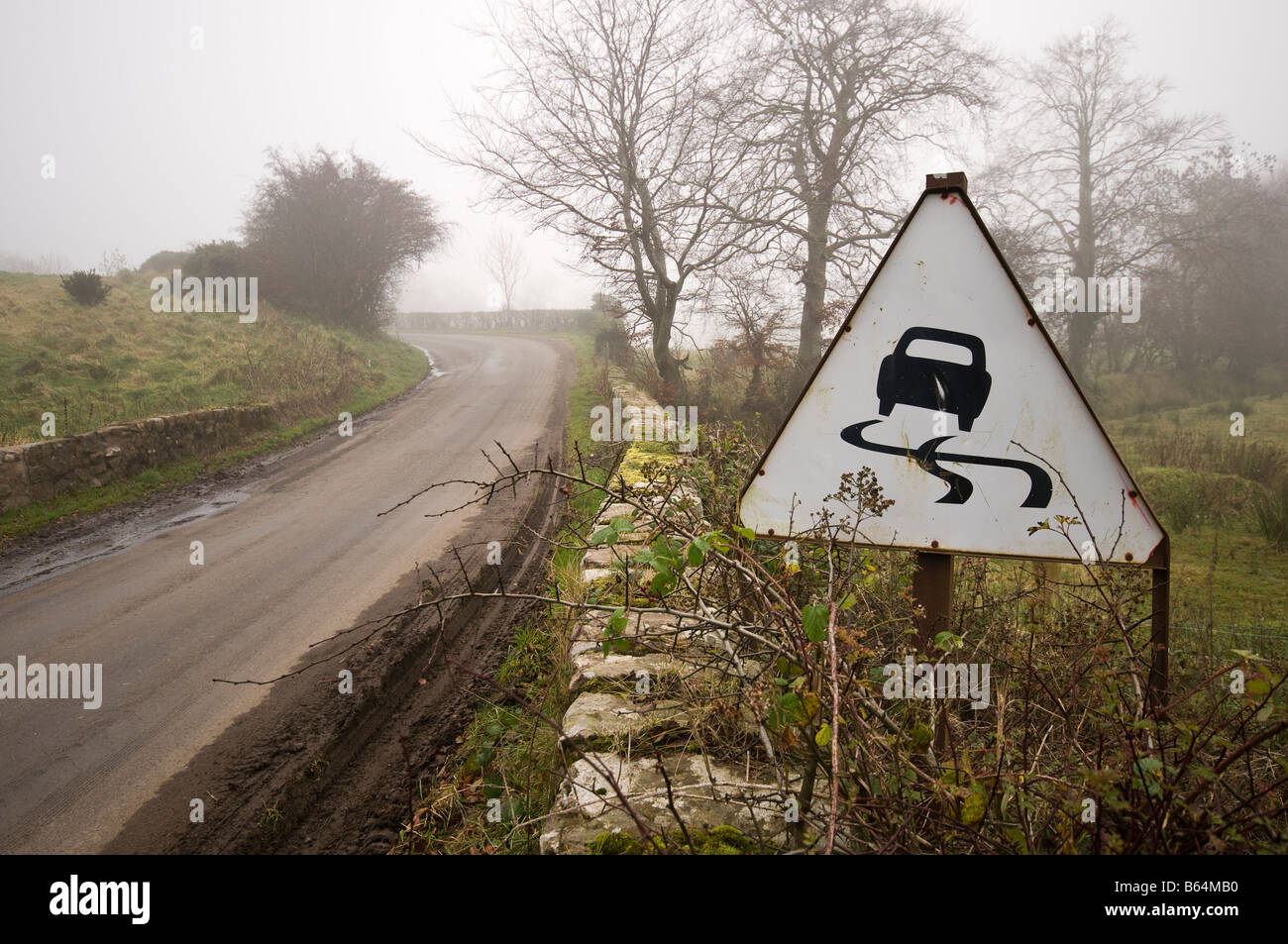 Caution falling stone warning sign hi-res stock photography and images ...