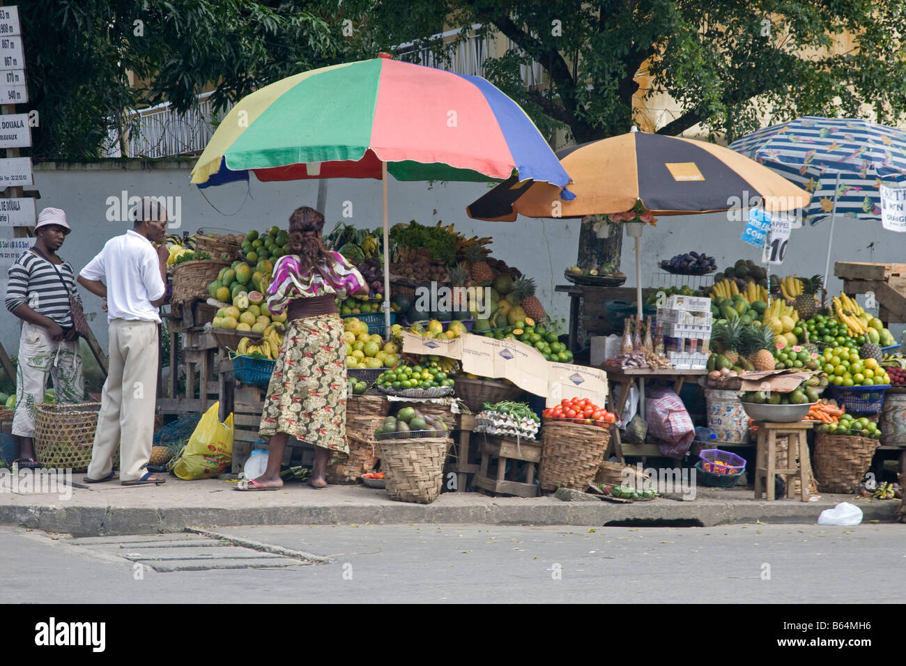 Vendor selling fruit africa hi-res stock photography and images - Alamy