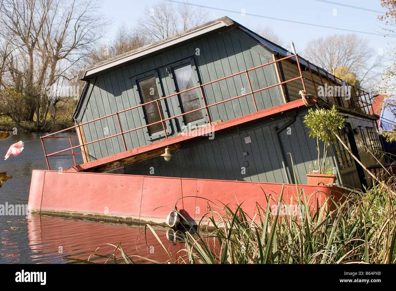Houseboat sinking hi-res stock photography and images - Alamy