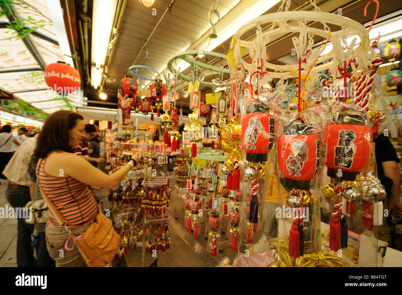 Souvenir shop sensoji nakamise hi-res stock photography and images - Alamy