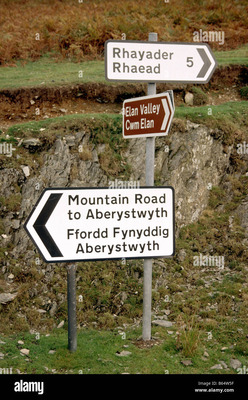 road signs written both in Welsh and English Stock Photo - Alamy