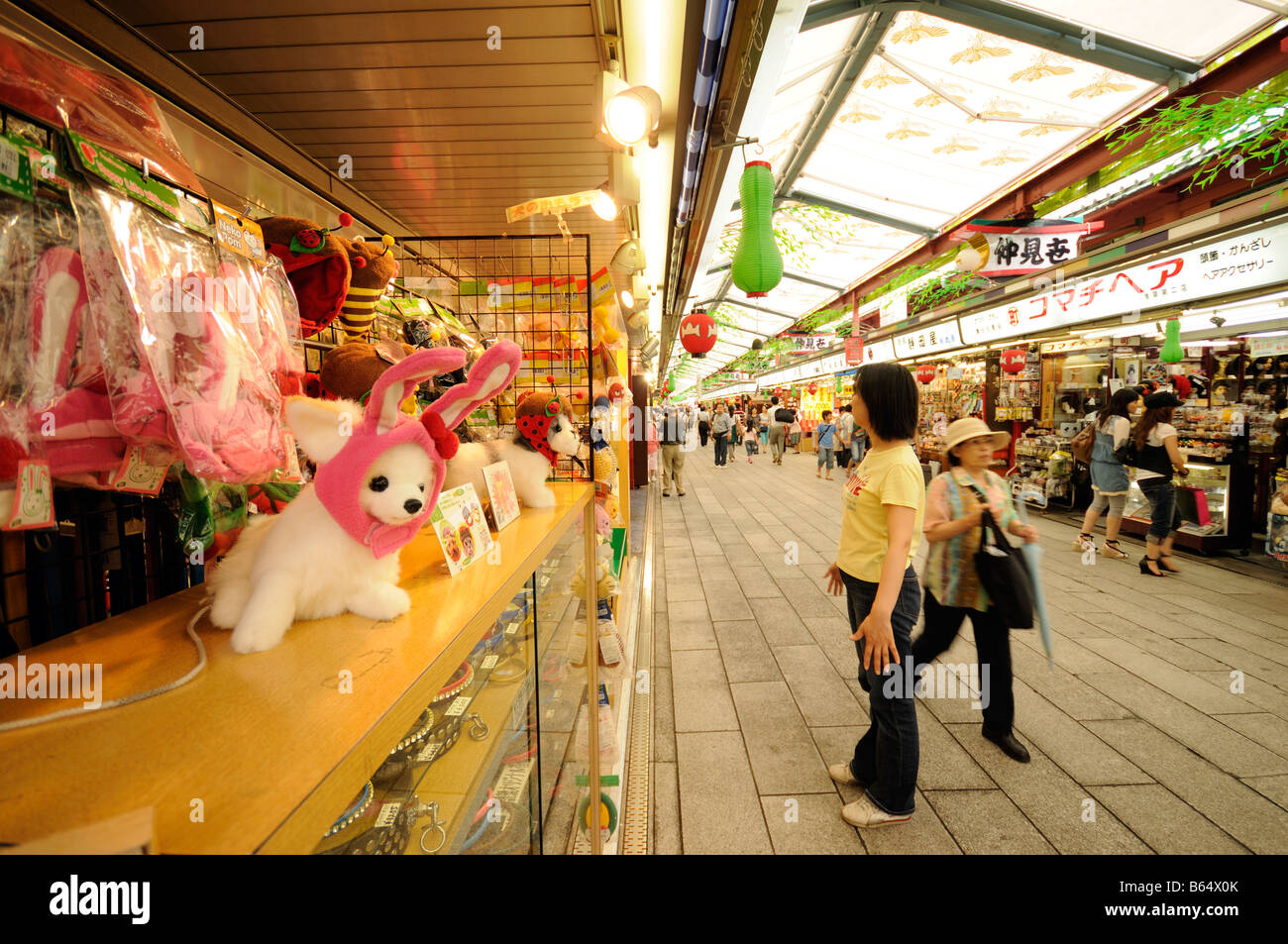 Traditional shops of Nakamise-dori. Path to Senso-ji Temple (aka ...