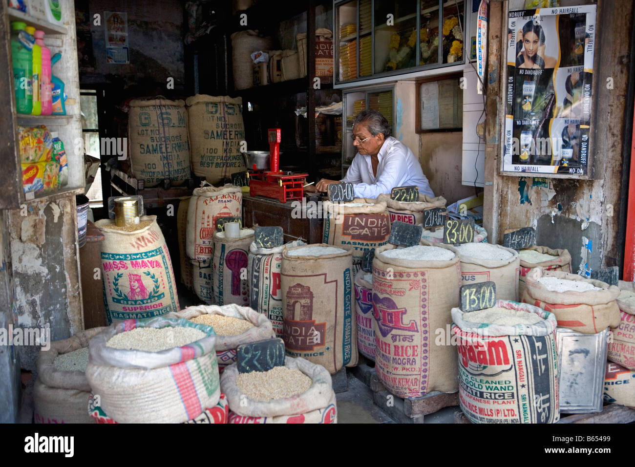 India, Mumbai, Maharashtra, Shops near Mahalaxmi temple Stock Photo - Alamy