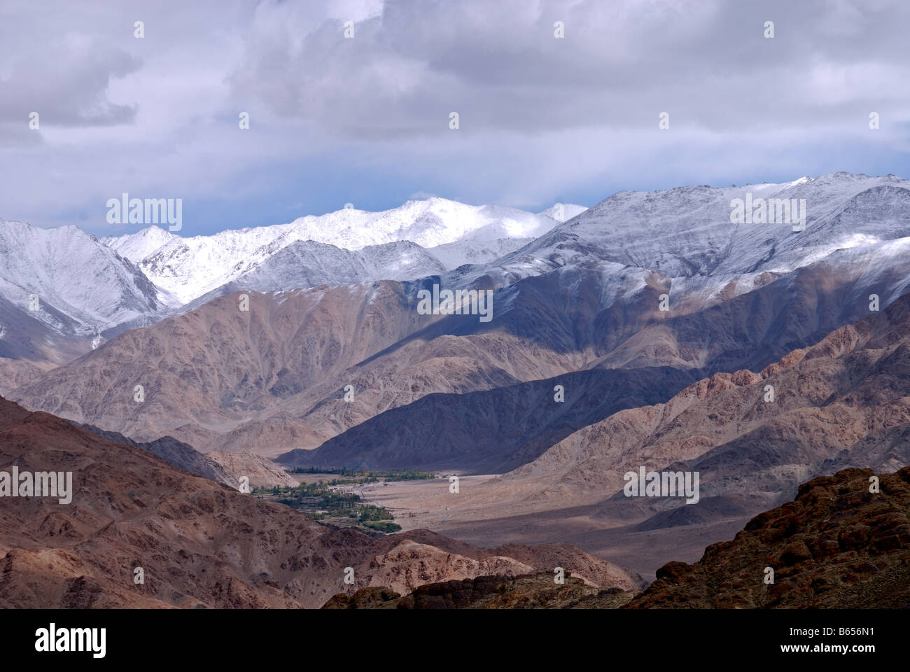 View himalayan mountain ranges hi-res stock photography and images - Alamy