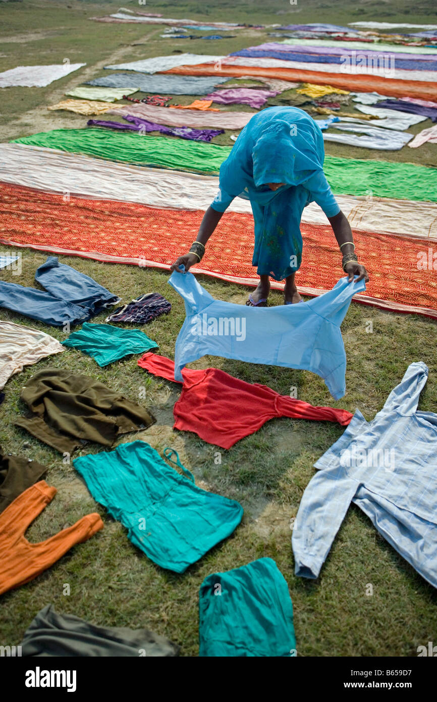 India, Lucknow, Uttar Pradesh, Countryside near Rae Bareli, Washing ...