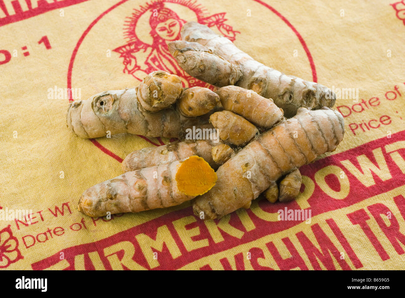 Heap of turmeric roots Stock Photo - Alamy