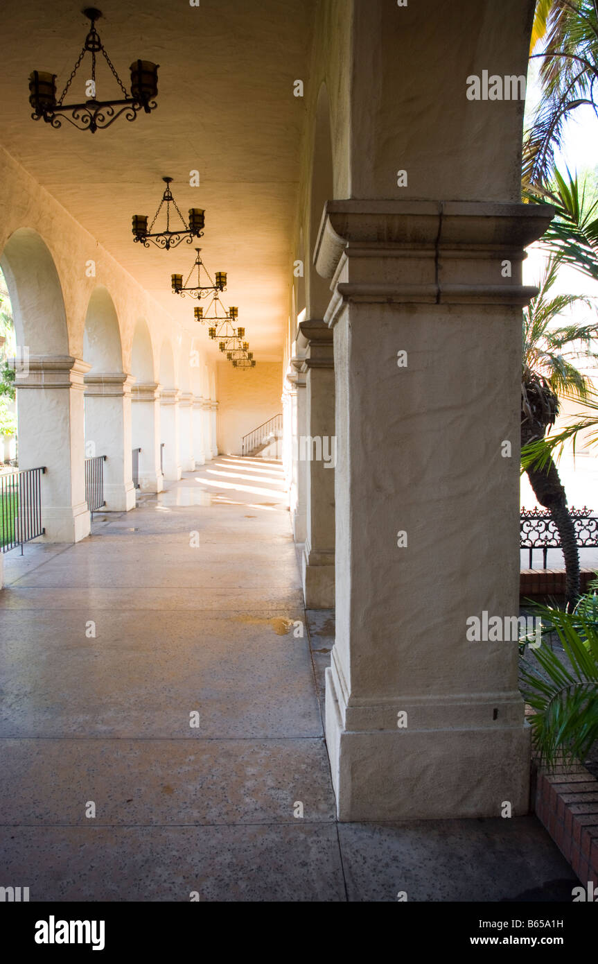 Cloistered walkway hi-res stock photography and images - Alamy