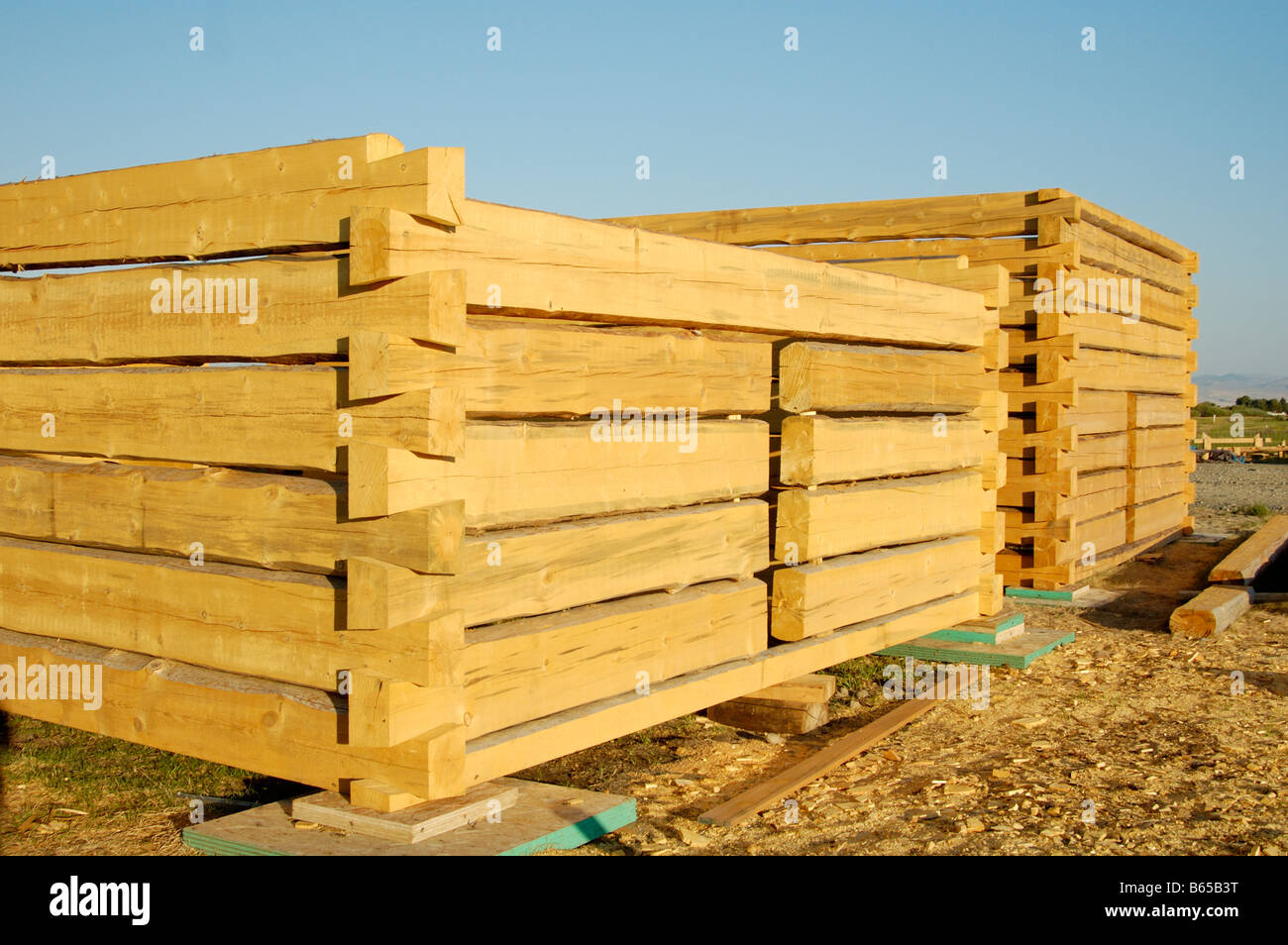 A new log house under construction Stock Photo - Alamy