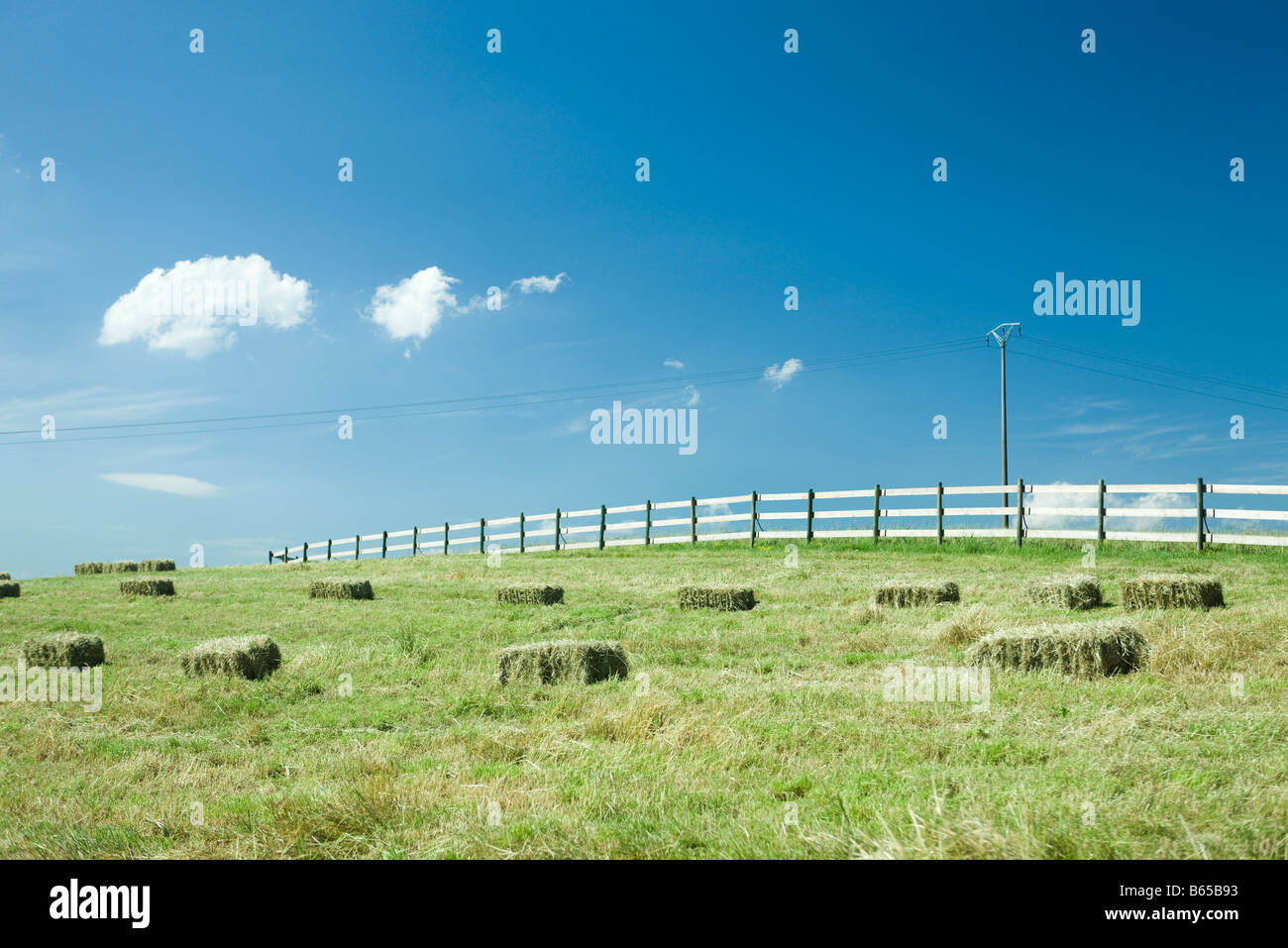 Hay barrier hi-res stock photography and images - Alamy