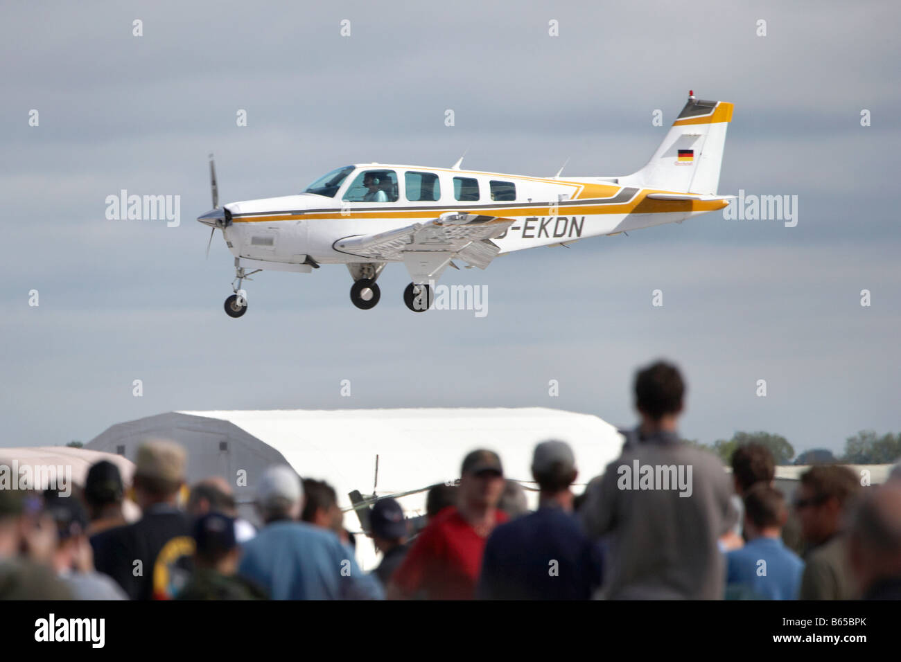 Cessna private plane about to land Stock Photo - Alamy
