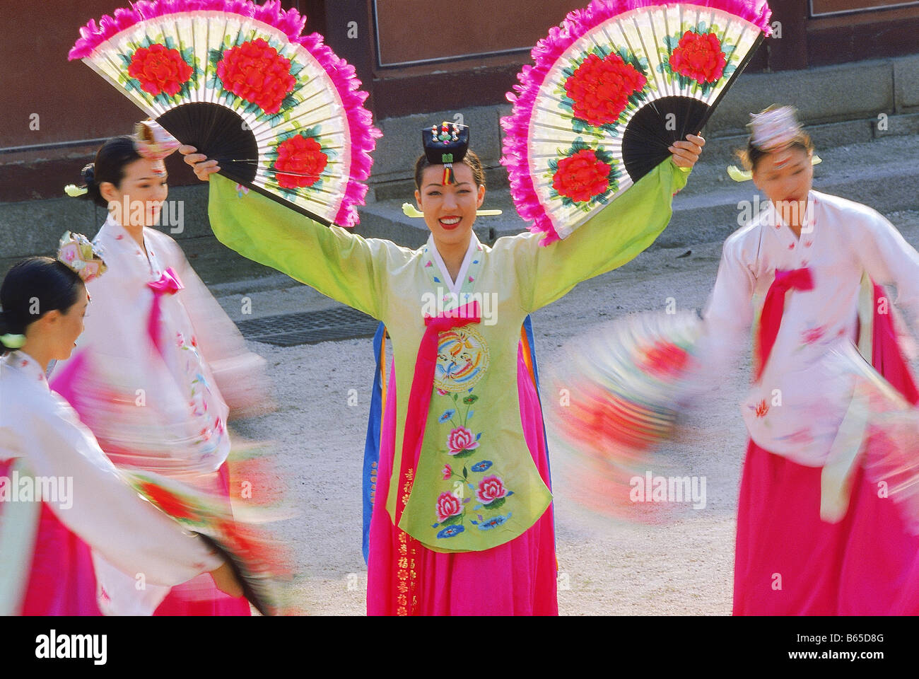 Korea fan dance hi-res stock photography and images - Alamy