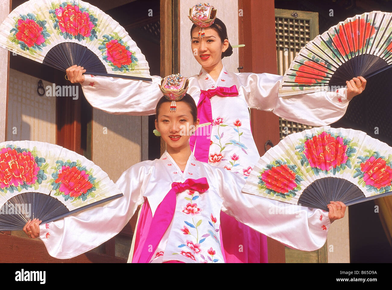 Korea fan dance hi-res stock photography and images - Alamy