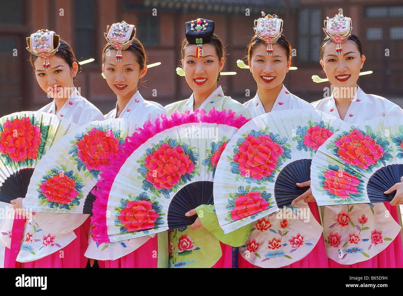 Korea fan dance hi-res stock photography and images - Alamy