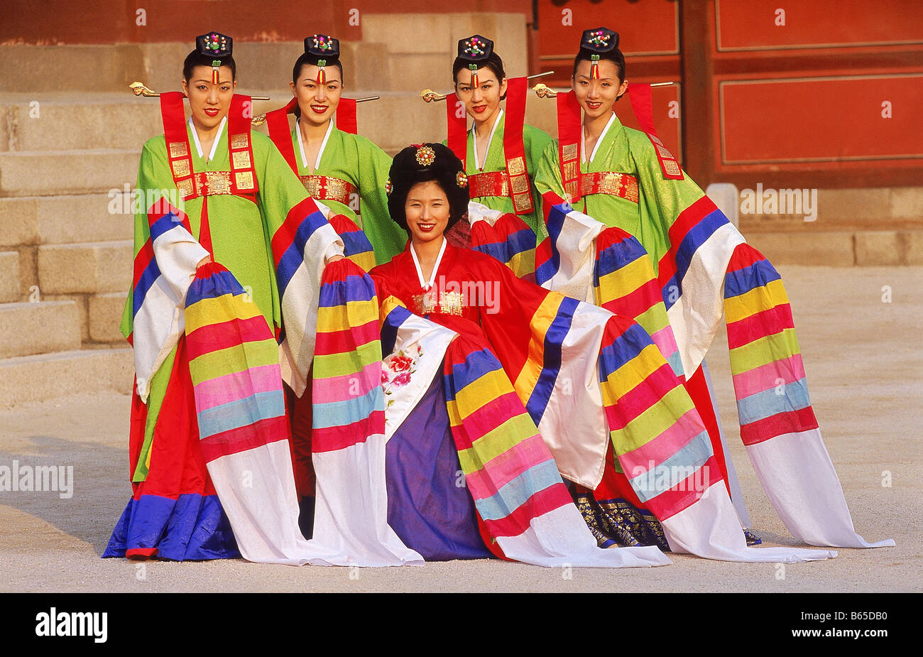 Hanbok dance hi-res stock photography and images - Alamy