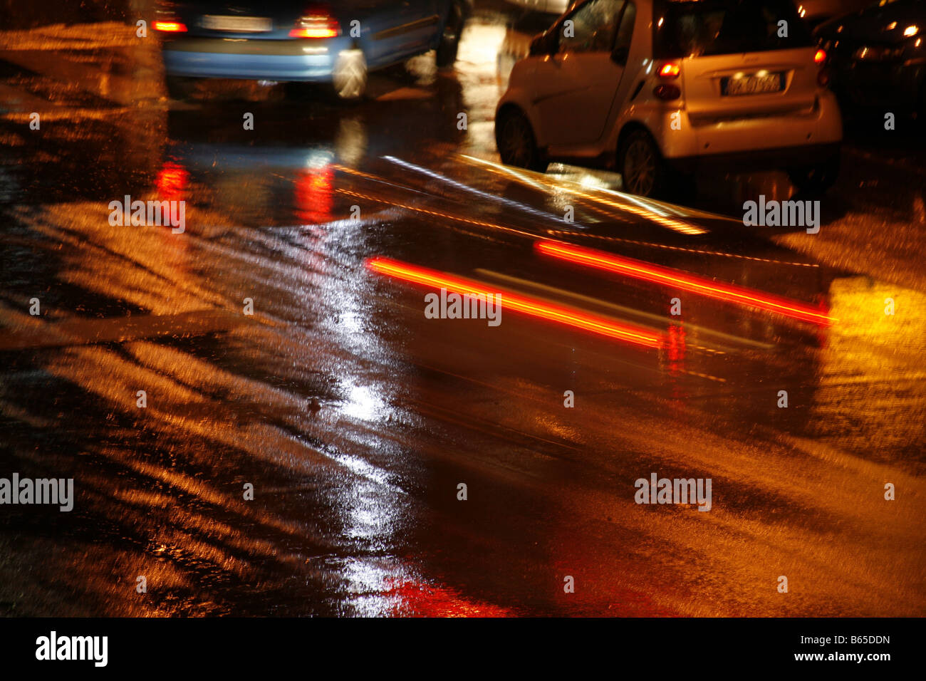cars parking parked in heavy rain at night in town Stock Photo - Alamy