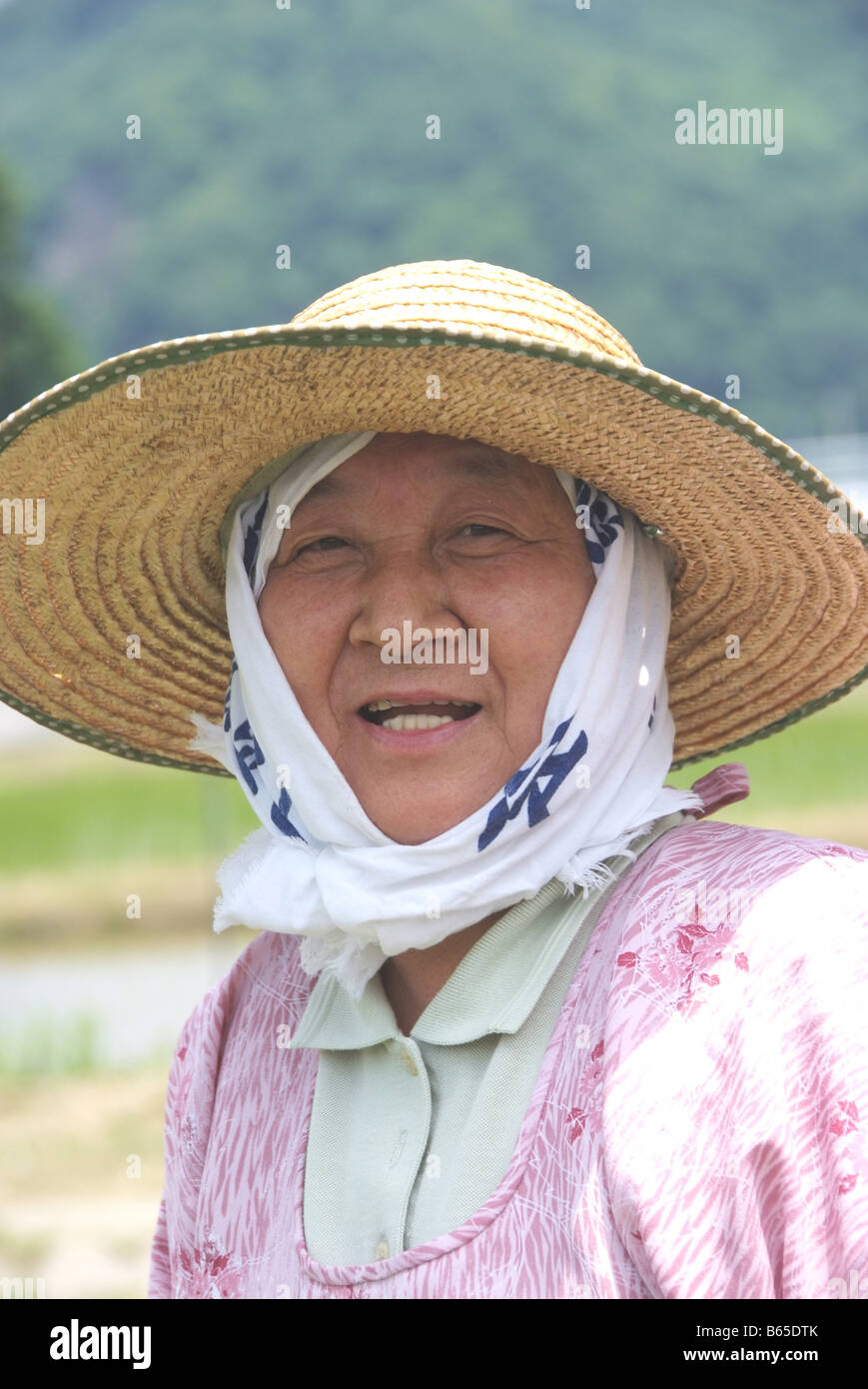 Japan old people farming elderly hi-res stock photography and images ...