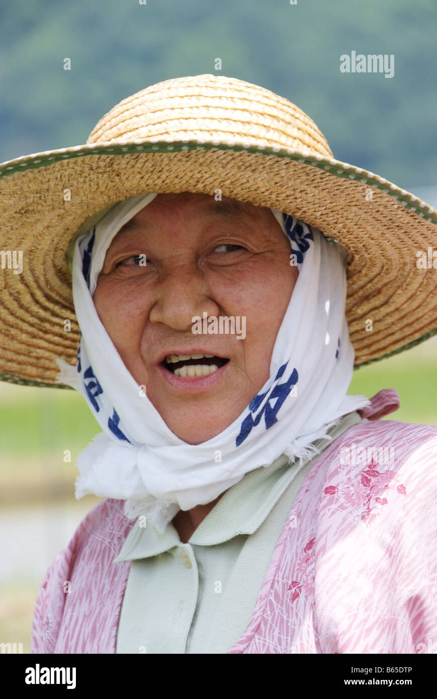 Japan old people farming elderly hi-res stock photography and images ...