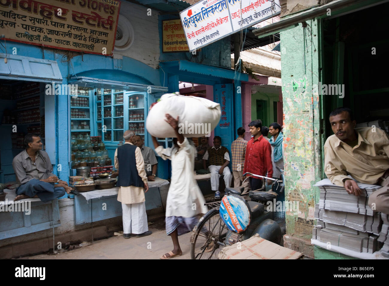 India, Uttar Pradesh, Varanasi, Street scene. Verdors Stock Photo - Alamy