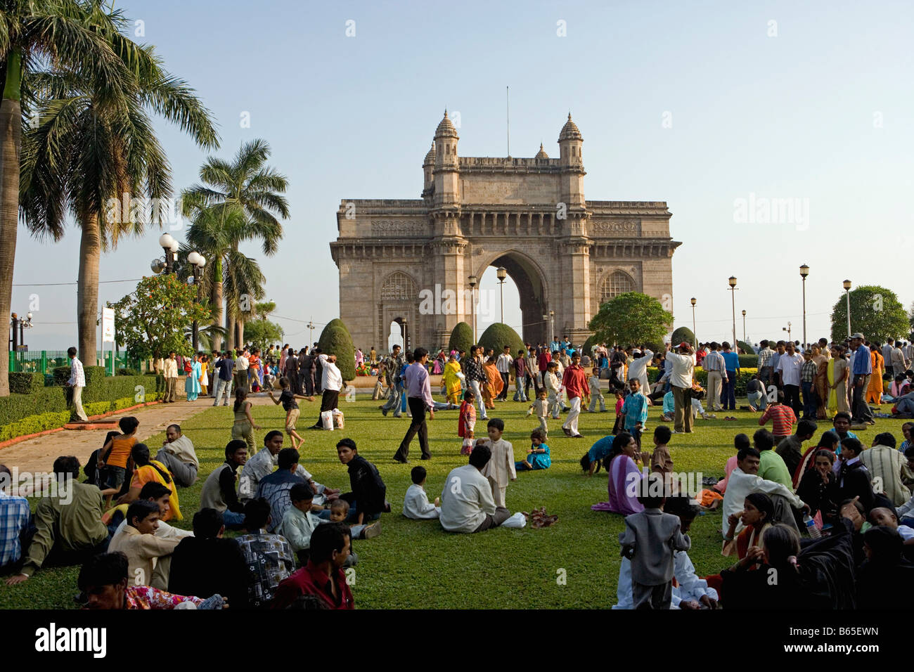 People sitting gateway india hi-res stock photography and images - Alamy