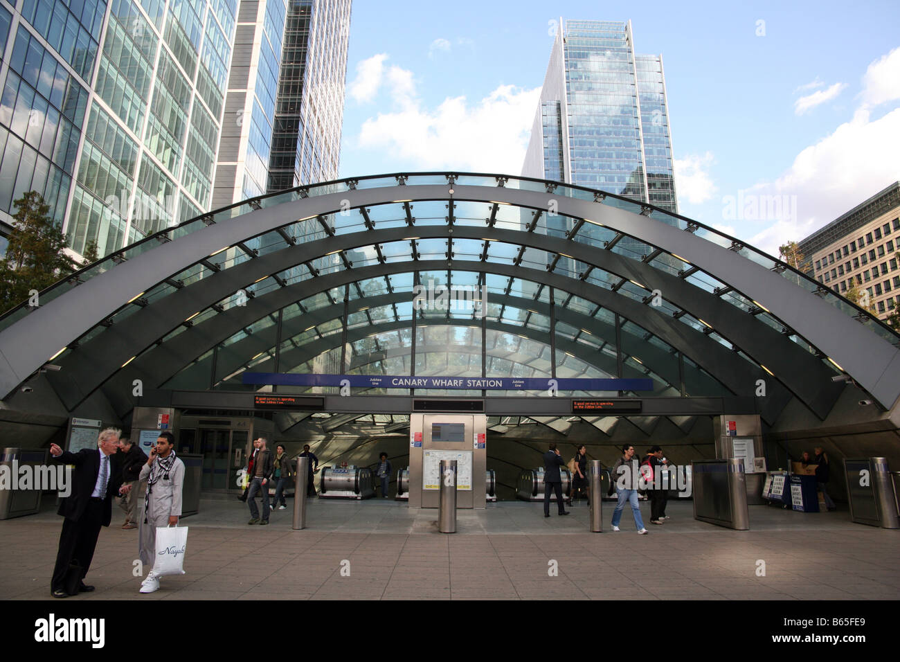 Dlr line canary wharf hi-res stock photography and images - Alamy
