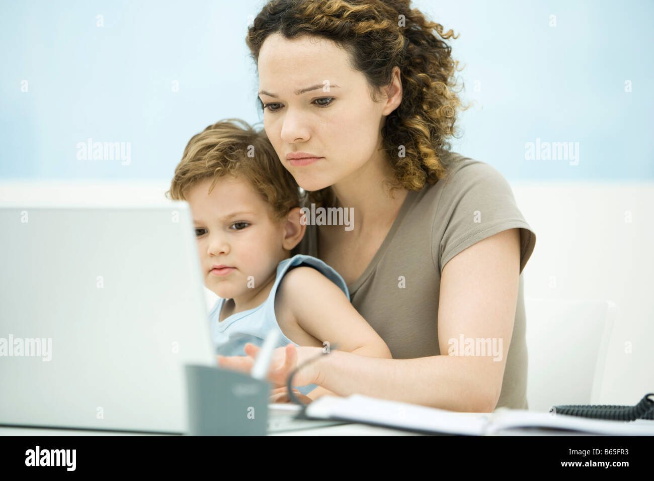Concerned parents and computer hi-res stock photography and images - Alamy