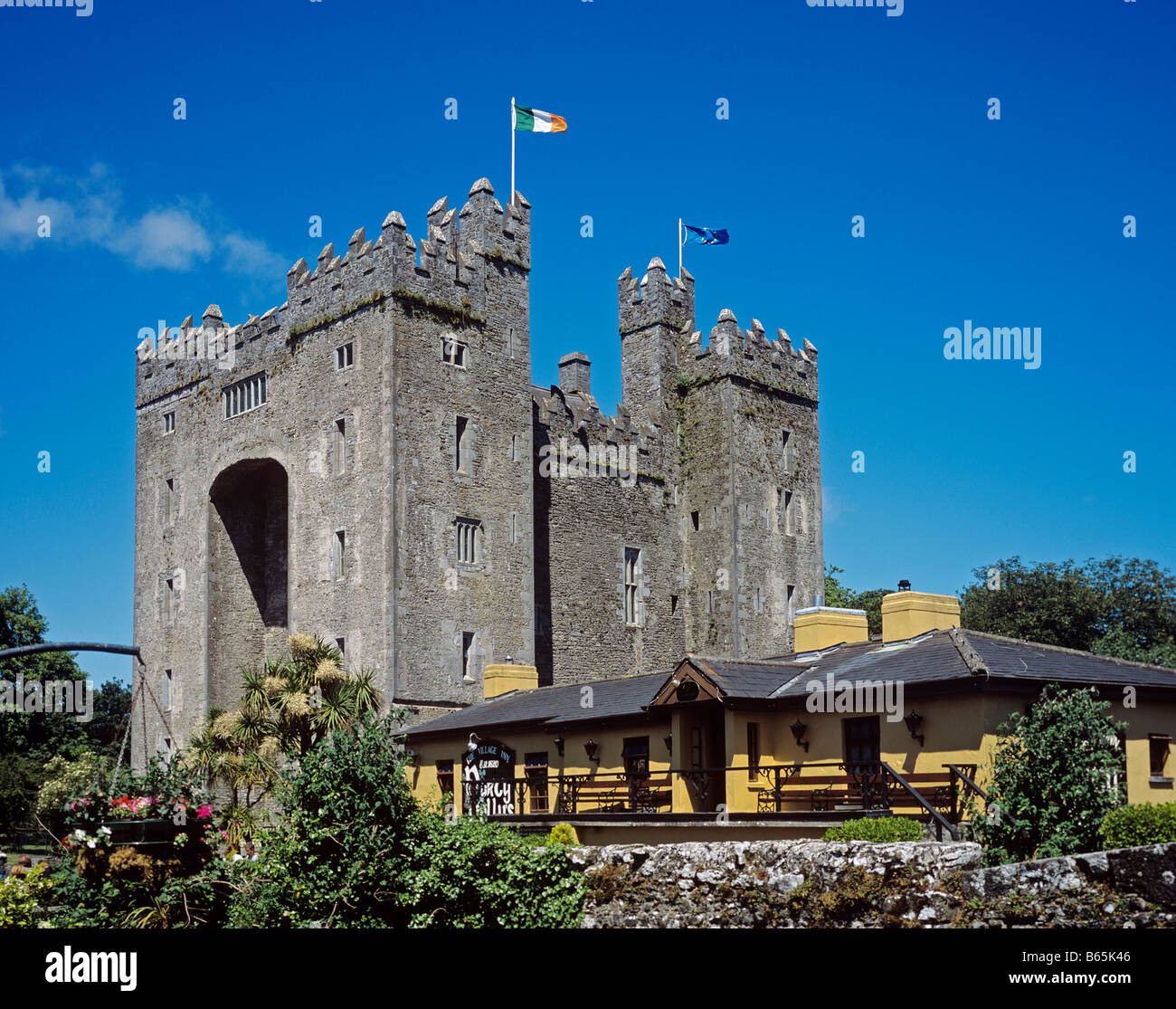 1379 bunratty castle co clare hi-res stock photography and images - Alamy