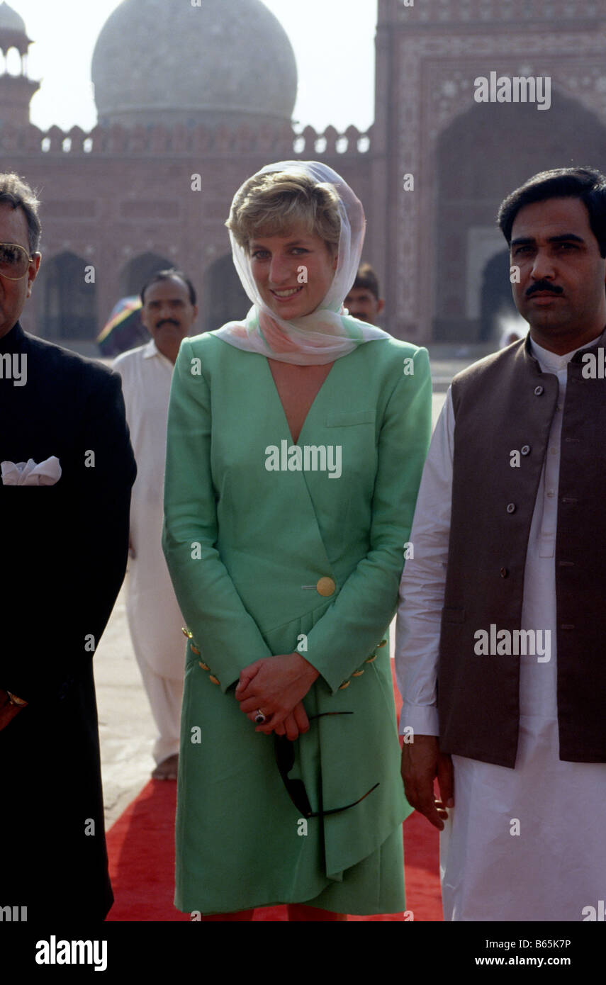 Princess Diana visit to the Badshahi Mosque in Pakistan Lahore Stock ...