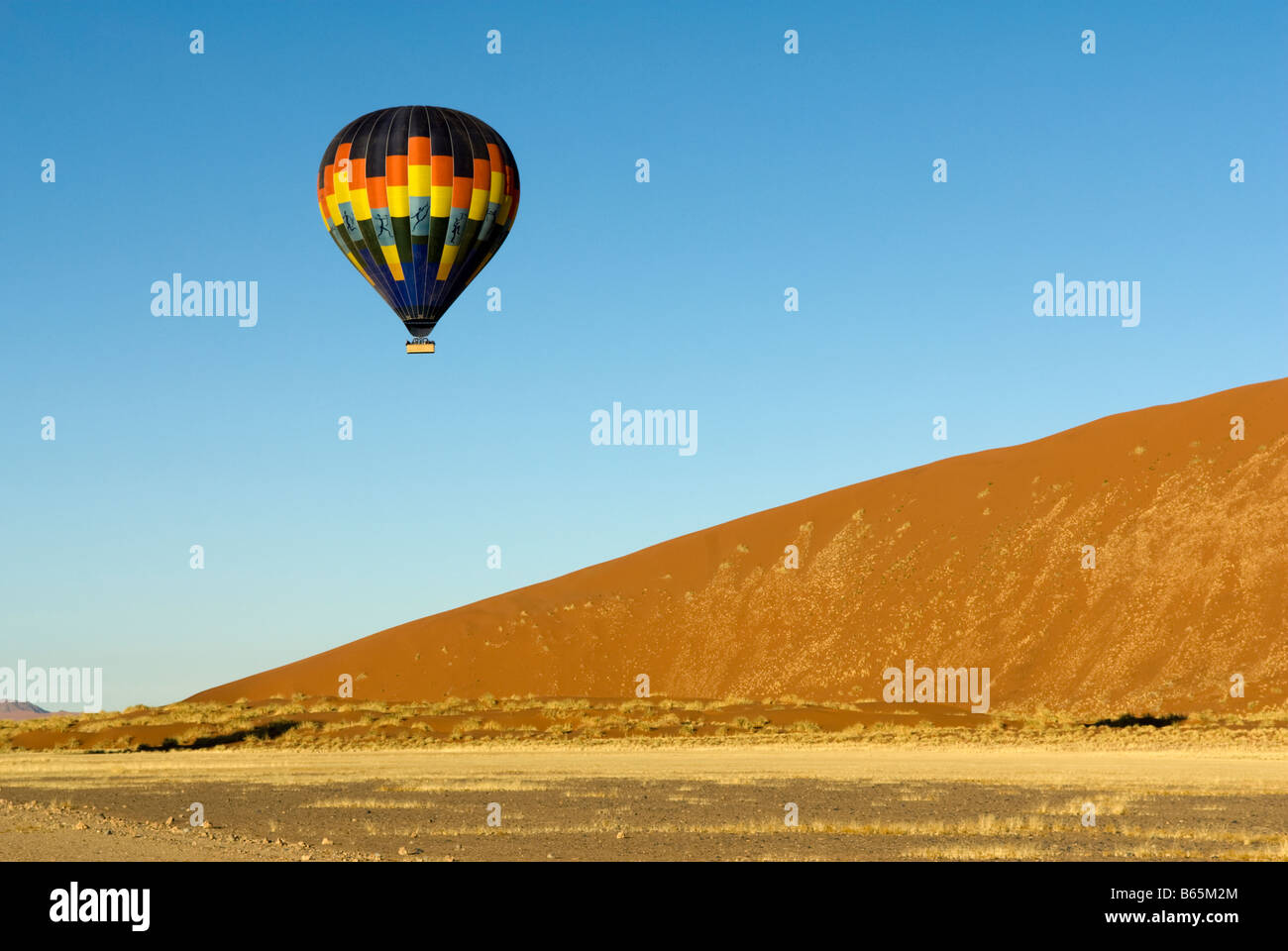 Sossusvlei namibia hot air balloon hi-res stock photography and images ...