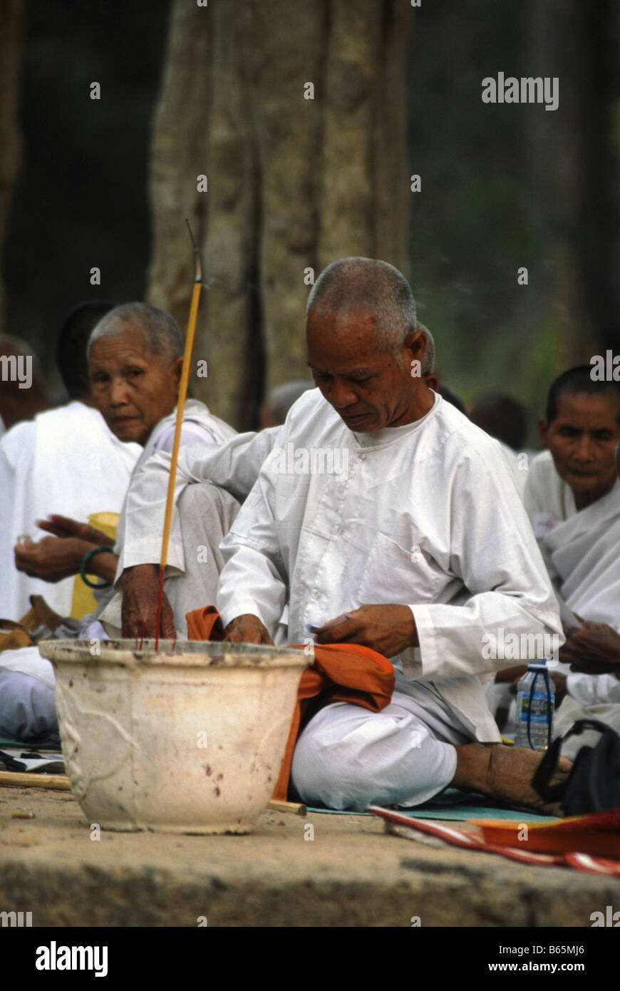 WHITE ROBED KHMER MONKS GATHER OUTSIDE THE BAYON TEMPLE, TO PAY RESPECT ...