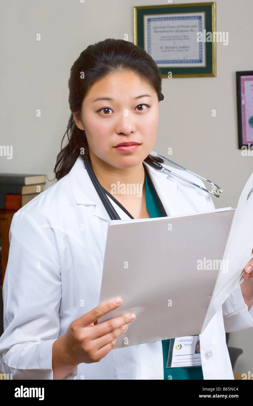 Asian female physical muscle doctor hi-res stock photography and images - Alamy