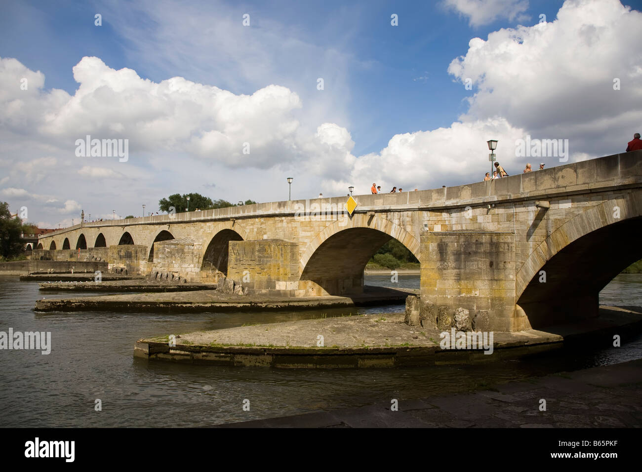 Stone bridge across river hi-res stock photography and images - Alamy