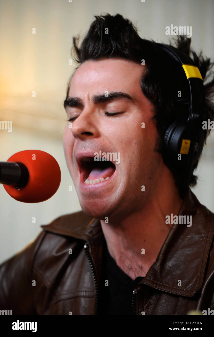 STEREOPHONICS SINGER KELLY JONES DURING A SPECIAL PERFORMANCE AT HIS ...