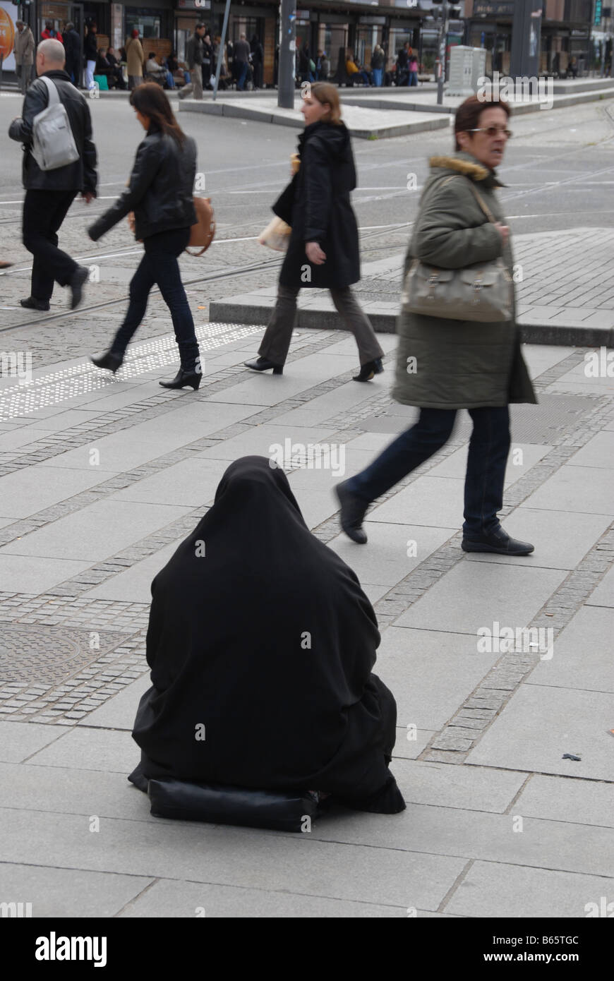Muslim beggar hi-res stock photography and images - Alamy