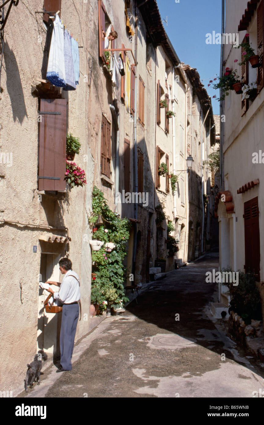 France postman street hi-res stock photography and images - Alamy