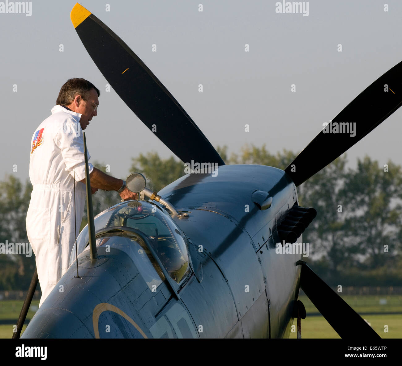 Spitfire ww2 battle of britain refuelling hi-res stock photography and ...